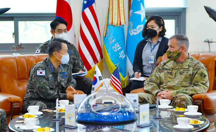 Air Force chief meets U.S. Army′s Space Command chief