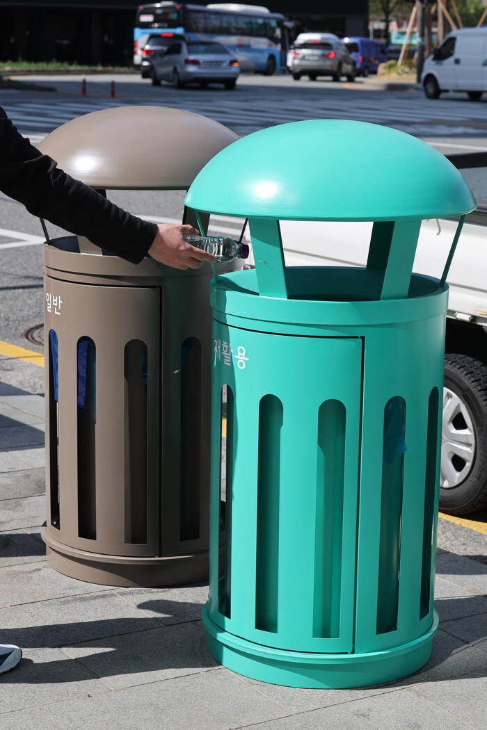 New street garbage cans in Seoul