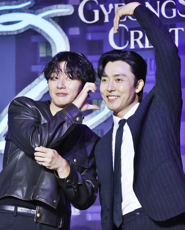 S. Korean actors Park Seo-jun and Lee Moo-saeng